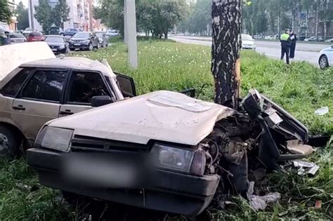Машину разорвало пополам водитель без прав влетел в дерево в Кузбассе два человека погибли
