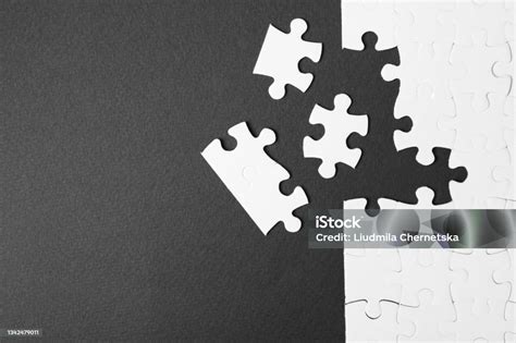 검은 색 배경에 분리 된 조각과 빈 흰색 퍼즐 평면 누워 텍스트 공간 실톱에 대한 스톡 사진 및 기타 이미지 실톱 어두운 색 0명 Istock