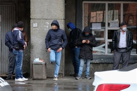 Более десятка регионов России запретили мигрантам работать в