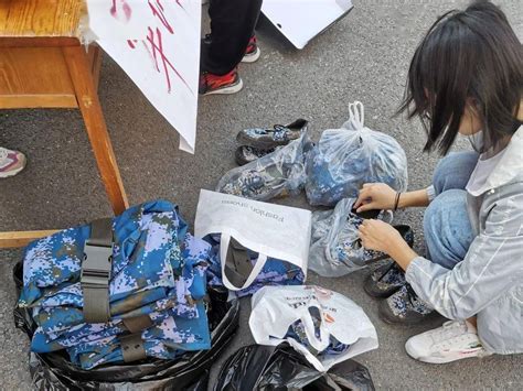 军训服捐赠迷彩新征程，衣旧暖人心 搜狐大视野 搜狐新闻