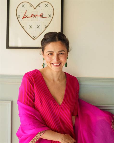 Alia Bhatt To Kiara Advani 5 Bollywood Divas Radiate Glamour And Grace