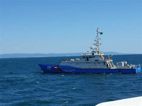 Граничен полицейски кораб участва в операция по спасяване на двама чужденци в Черно море