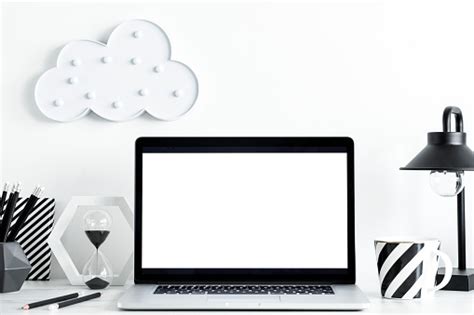 Meja Modern Dan Bergaya Dengan Cloud Aksesori Kantor Lampu Dan Layar