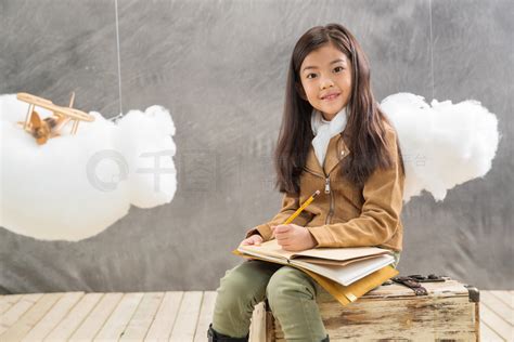 白昼高清图片 坐在行李箱上学习的可爱女孩 人像图片免费下载 格式 5472像素 编号65969681 千图网