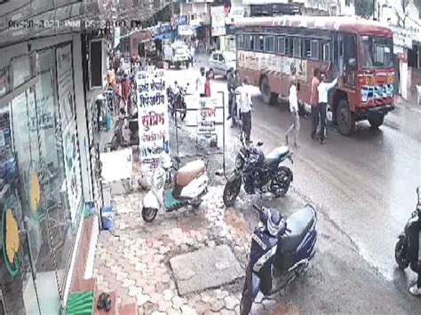 बस चालवताना St ड्रायव्हरला हृदयविकाराचा झटका आला आणि अहमदनगरमधील