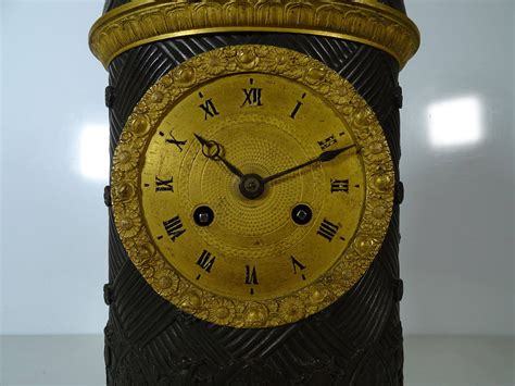Pendule ruche en bronze patiné et doré à décor en léger relief d