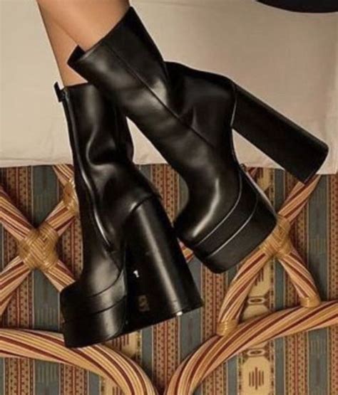 Pin De Ksusha Em виджет Sapatos Versace Estilo Com Botas Sapatos De