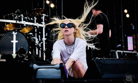 Taylor Momsen Her Band The Pretty Reckless And Her Acoustic Album
