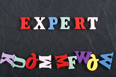 다채로운 Abc 알파벳 블록 나무 글자로 구성된 검은 보드 배경에 Expert 단어 광고 텍스트를 위한 복사 공간 영어 개념