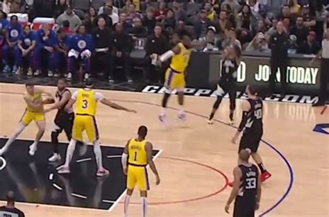 復仇之戰？！russell Westbrook 多次在 Lebron James 面前投籃命中，後者打出生涯最差上半場表現之一 籃球場