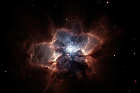 Una estrella formándose en una nebulosa oscura y polvorienta con su luz