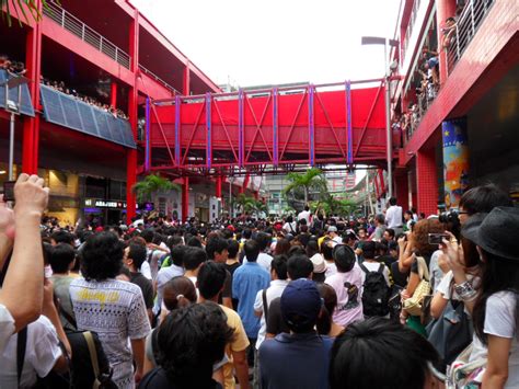 in 華納 beat it 台灣的人們應該在熱情點這次單純來拍或來看的人比例太高了 真的有在跳舞的太少了啦 Erik