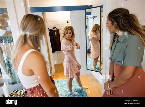 Fitting Room Store Hi Res Stock Photography And Images Alamy