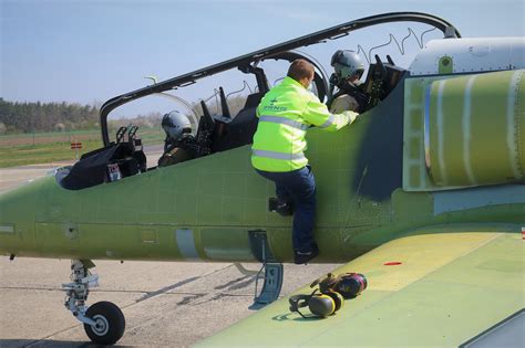 Čáslavští piloti v kokpitu nového cvičného stroje L-39NG – CZECH AIR FORCE