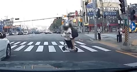 킥보드 한 대에 여중생 3명 무단횡단 사고 쾅