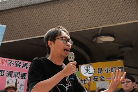 是政府可以介入的，至少在薪資待遇部分，比如去年行政院就有拍板補助民間社工的薪水 2023年的報導 「衛福部今（11日）宣布，行政院拍板明年補助