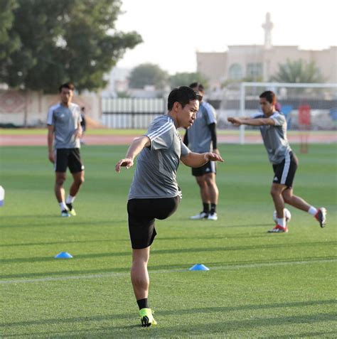 ストレッチをする長友（撮影・小海途 良幹） ― スポニチ Sponichi Annex サッカー