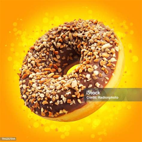 초콜릿 유약 뿌려 견과류 이랑 도넛 근접 촬영을 디자인 합니다 달콤한 음식 개념입니다 스플래시 노란색 Bokeh와 오렌지 배경에 도넛과 프로 모션 전단지 빵집을 위한 도넛