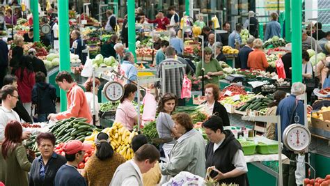 Неко на уранак неко на посао Како ће за празник радити продавнице пијаце поште и градски