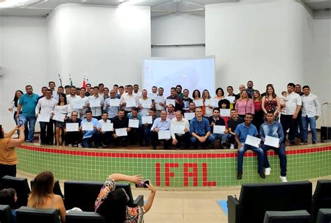 Campus Palmeira dos Índios entrega certificados do curso Eletricista de