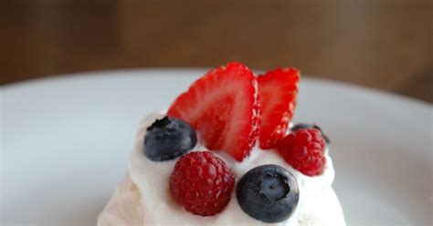 Foodspiration Mini Pavlova With Fresh Berries