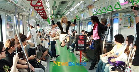 포토엔 지하철 코스프레 퍼포먼스 록키 호러쇼에 시민들 깜짝