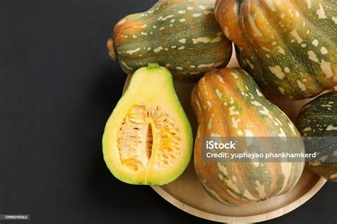 신선한 버터넛 스쿼시 블랙 바탕에 생 유기농 버터넛 스쿼시 건강 식품 가을에 대한 스톡 사진 및 기타 이미지 가을 건강한