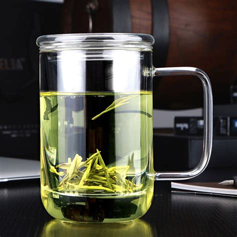 玻璃杯泡茶的图片 一杯绿茶图片 伤感说说吧