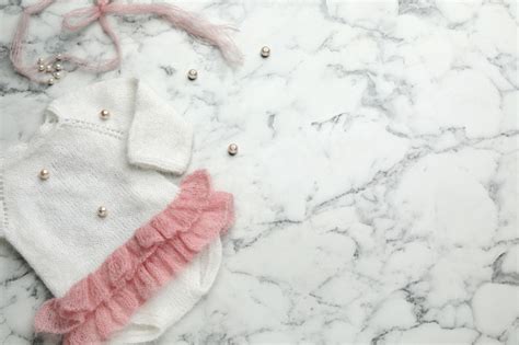 하얀 대리석 배경에 귀여운 니트 베이비 보디 슈트 상단보기 텍스트를 위한 공간 0명에 대한 스톡 사진 및 기타 이미지 0명