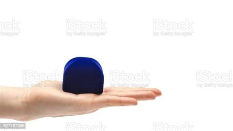 여성 핸드 링에 대 한 상자를 들고입니다 흰색 배경에 고립 공간 복사 템플릿 개념에 대한 스톡 사진 및 기타 이미지 개념 결혼식 남자 Istock