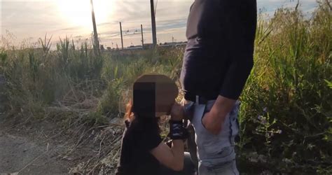 Je suce un inconnu sur un chemin abandonné ThisVid