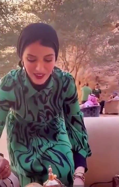 تركي ال شيخ يعاقب سعودية سنية ويجعلها خدامة للأجانب 😉 Youtube