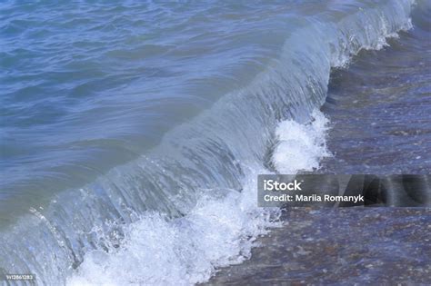 하얀 거품을 가진 강력한 바다 파란 파도 아름다운 푸른 물 배경 버블링 바다 파도 바다에서 높은 파도 불안한 물 바다를 난기류 큰 불안한 파도와 폭풍우 치는 바다 0명에