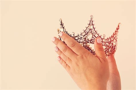 여자의 손을 들고 쇼 승리 또는 승리 첫번째 장소를 위한 크라운 흰색 배경입니다 공간에 복사 합니다 격리 Championship