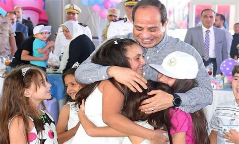 مبتدا هدايا وألوان وأغانى السيسى يشارك أبناء الشهداء فرحة العيد