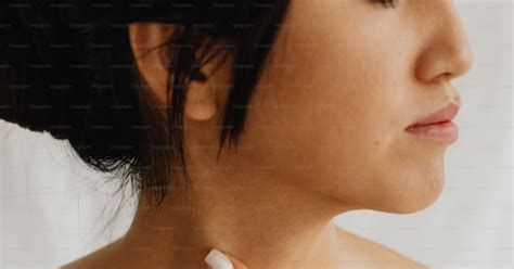 가슴에 손을 얹은 목욕 가운을 입은 여자 사진 Unsplash의 여성의 손 이미지