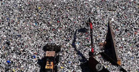 가득 쌓인 플라스틱 쓰레기