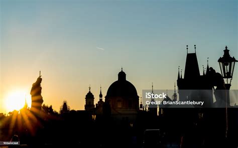 황금 빛으로 지붕 지붕 및 스카이 라인 백라이트의 상승 선 실루엣으로 보고 일출 전에 찰스 브리지 0명에 대한 스톡 사진 및 기타 이미지 Istock