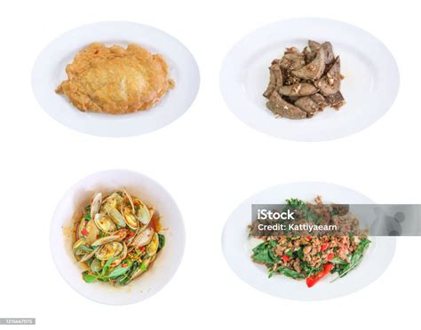 태국 음식 세트 마늘 후추를 곁들인 돼지고기 간 튀김 구운 칠리 페이스트를 곁들인 조개 볶음 나무 바질을 곁들인 소고기 볶음 오믈렛 웃옷에 대한 스톡 사진 및 기타 이미지