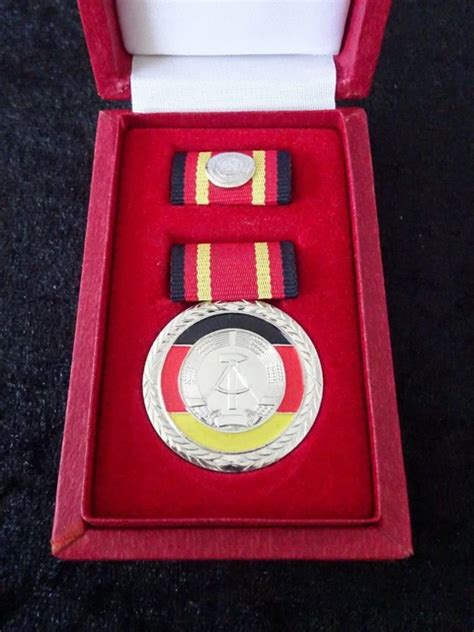 Original Orden Verdienstmedaille Der Ddr Im Etui Mit Spange Ddr Nva Eur 23 99 Picclick De