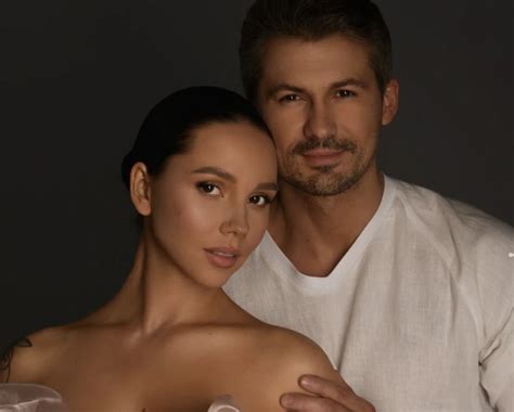 Zespół Evgena Kota Pokazał Swoją Nowo Narodzoną Córkę I Siebie Po Zasłonach