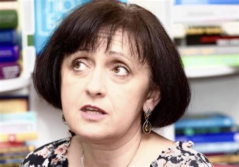 Нова пошта Черга Переді мною стоїть жіночка років сімдесяти