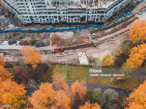 건설 현장의 공중 보기 굴삭기 및 건축업자의 작업 가을 상트 페테르부르크 러시아 개발에 대한 스톡 사진 및 기타 이미지 개발