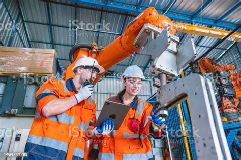 현대 금속 중공업 공장에서 로봇 팔 조립 기계로 작업하는 엔지니어 팀 작업자 로봇에 대한 스톡 사진 및 기타 이미지 로봇 테크놀로지 20 24세 Istock