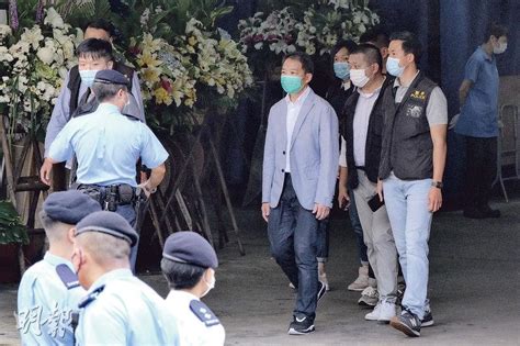 百警戒備 胡志偉脫銬送別亡父 母親節前夕母子短聚 妻：夫已盡孝 謝港人支持 20210509 港聞 每日明報 明報新聞網