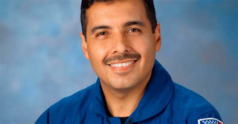 Del Campo A La Luna Esta Es La Historia Del Astronauta José Hernández