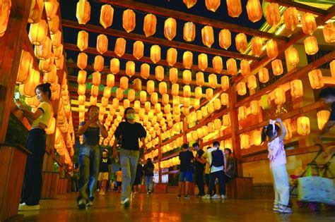 赏月夜游、星空露营等引领新风尚 中秋假期消费市场凸显活力