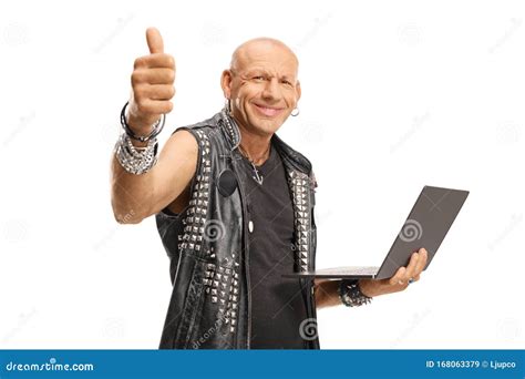 Punker Z Laptopem Z Kciukiem Obraz Stock Obraz Złożonej Z