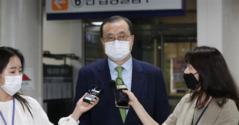 법정 나서는 임성근 전 부장판사 2심 무죄