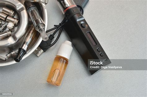 전자 담배 Vaping 기술적 장치에 대 한입니다 병에 있는 액체 0명에 대한 스톡 사진 및 기타 이미지 0명 개성 개념